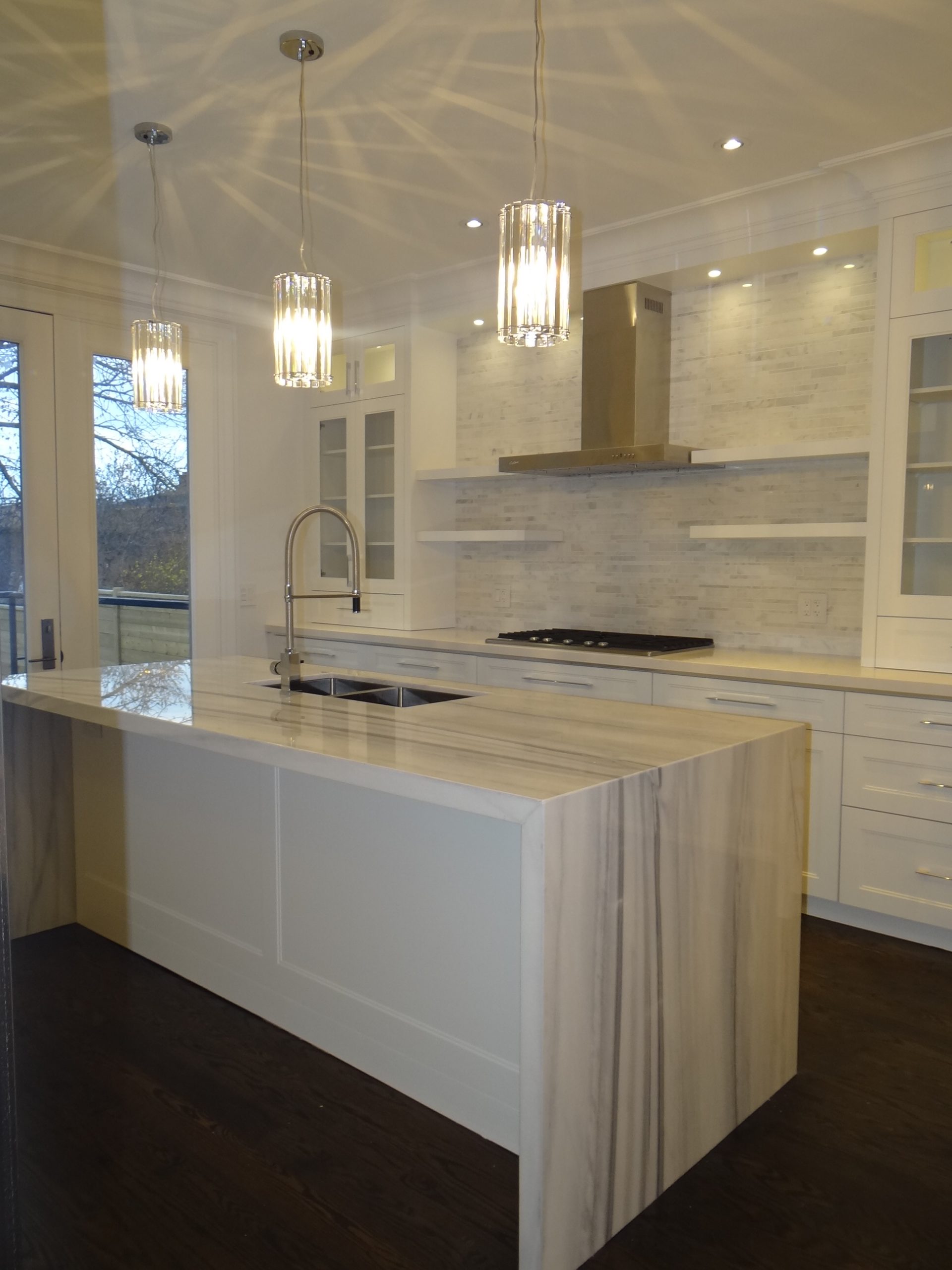 Equator marble island and pure white caesarstone kitchen - MaxSpace ...